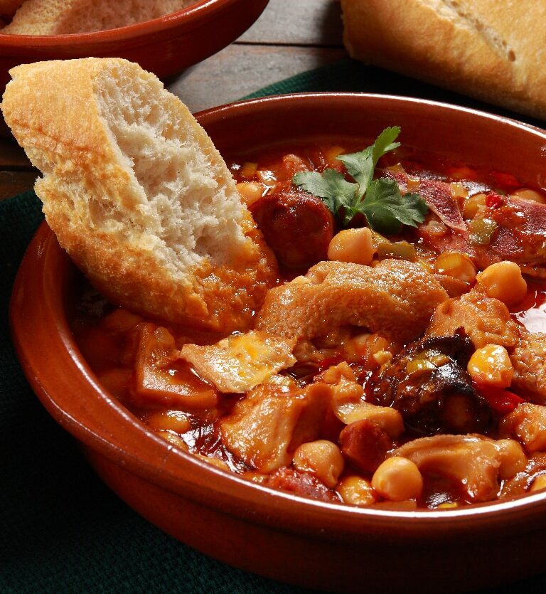 Cocinando un delicioso guisado de carne con chorizo - Recetas de Guisados